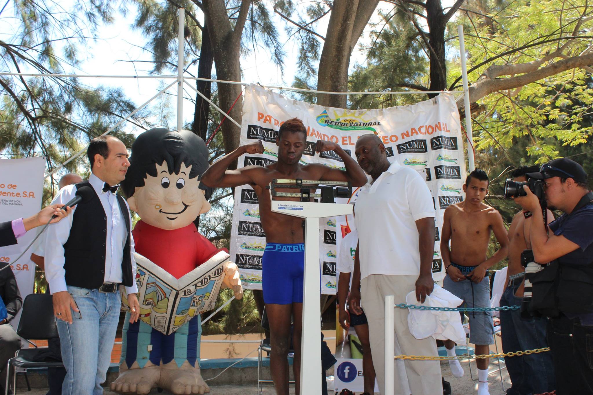 Gran tarde de boxeo en el Parque Central de Tegucigalpa con Pupita Güity de estelar
