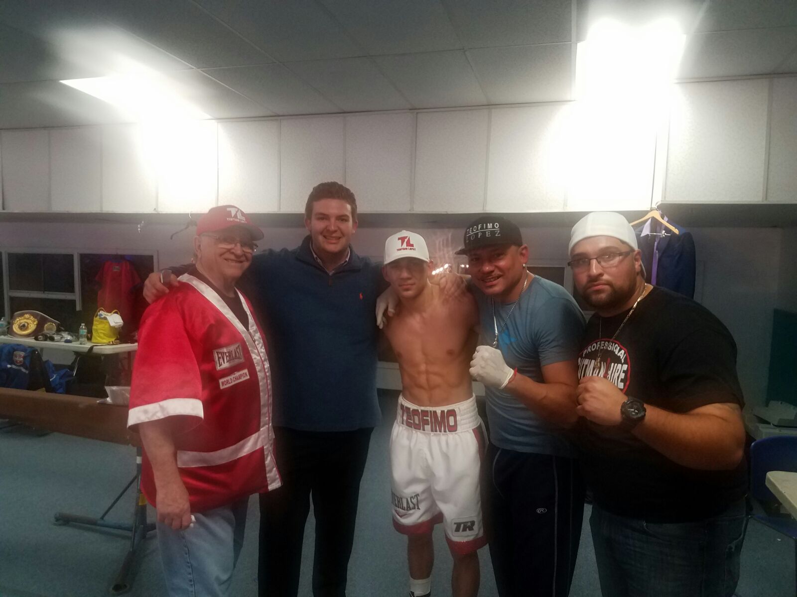 Dos de dos de Teófimo López en el profesionalismo. Otro mexicano la víctima