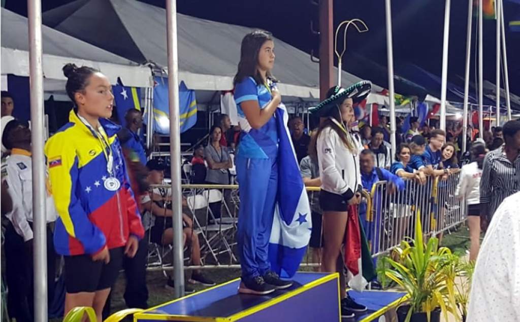 Michell Ramírez, la sirena catracha con el oro como estilo de vida