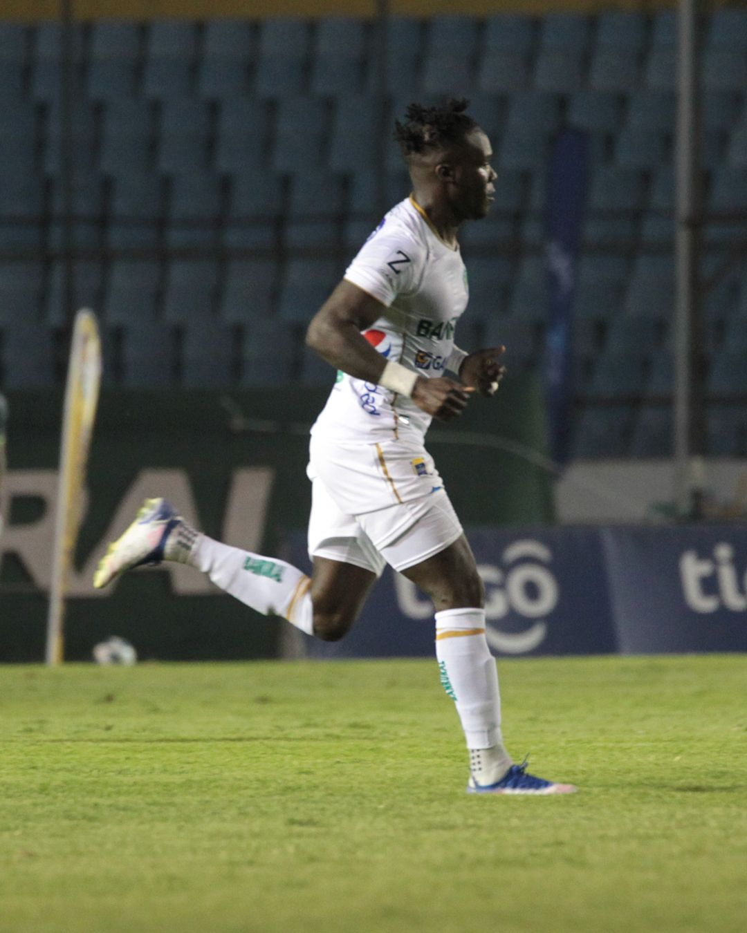 Rubilio Castillo debuta y consigue penal con Comunicaciones