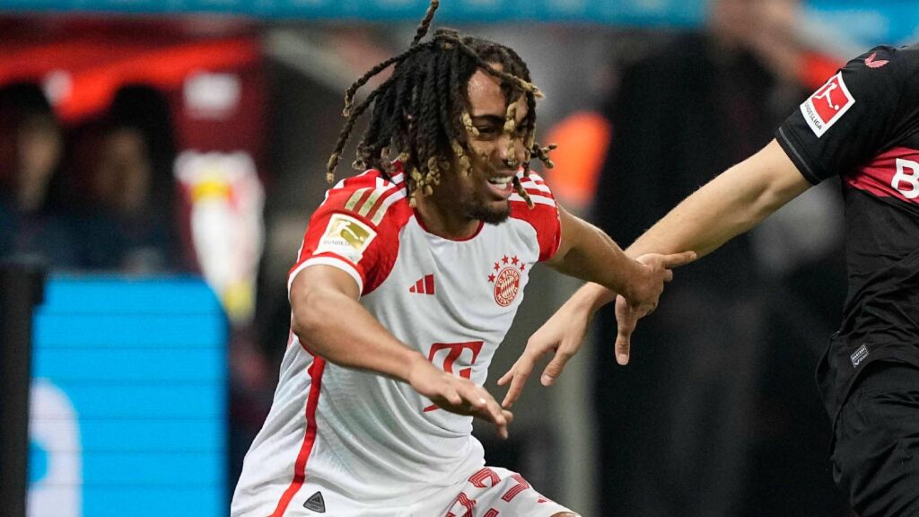 Sacha Boey y Manuel Neuer lesionados. Bayern hizo oferta a Davies