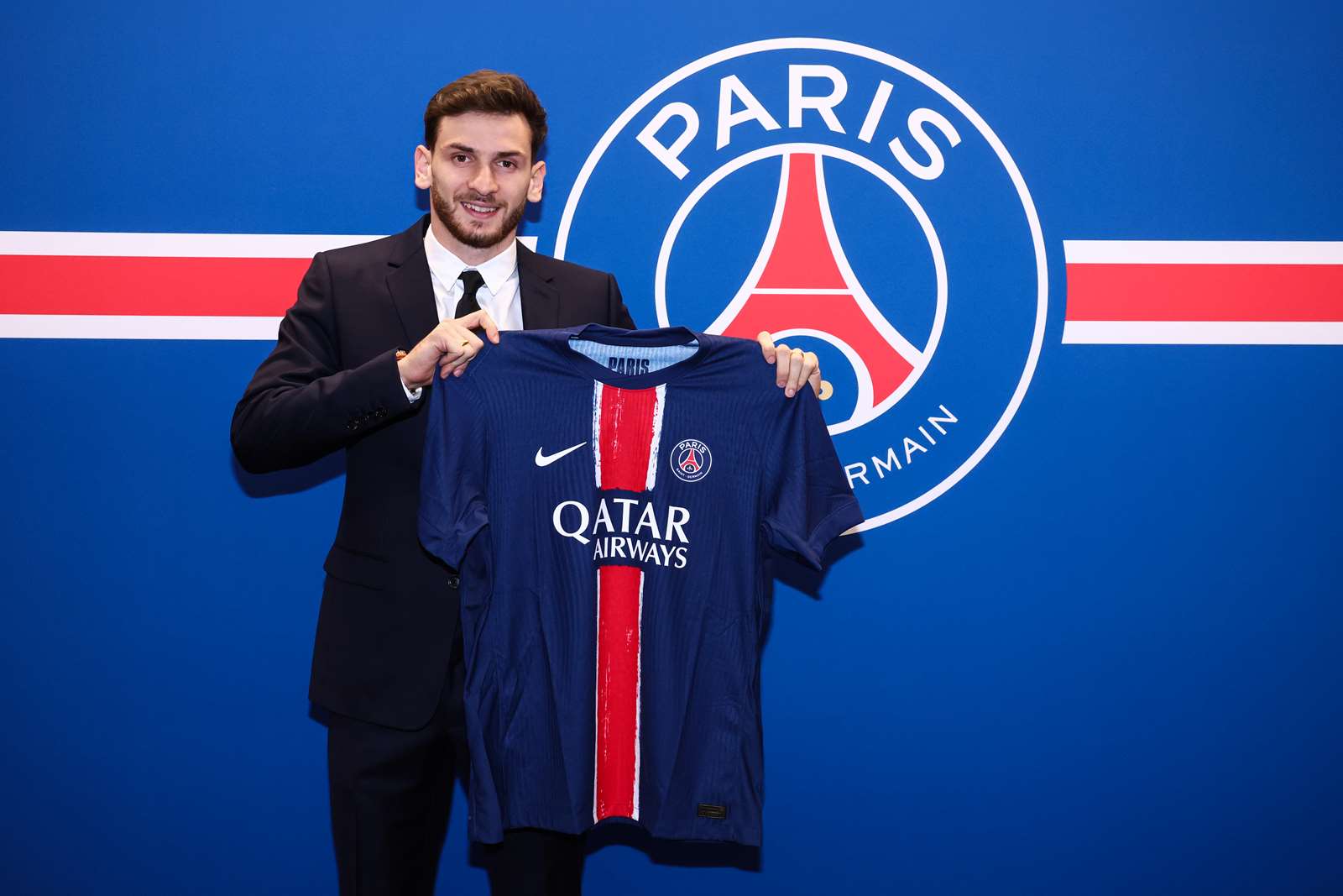 PSG presenta oficialmente a Khvicha Kvaratskhelia