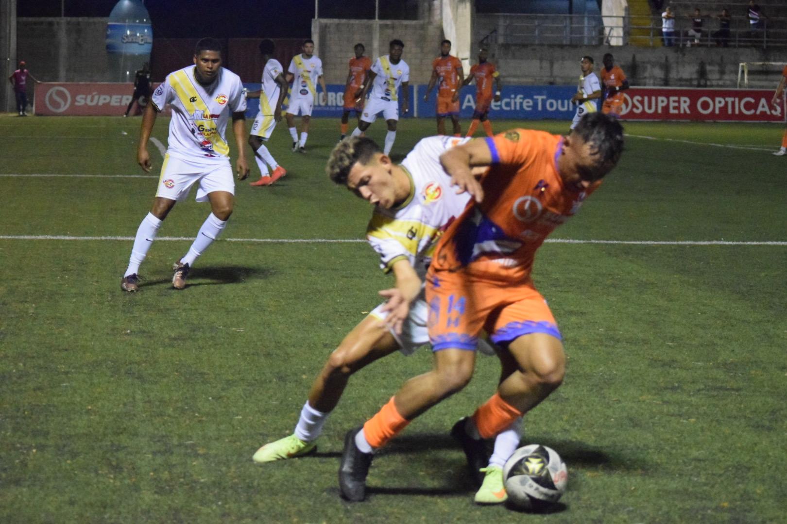 Génesis FC le arranca el triunfo a los Lobos al final del juego y se ...